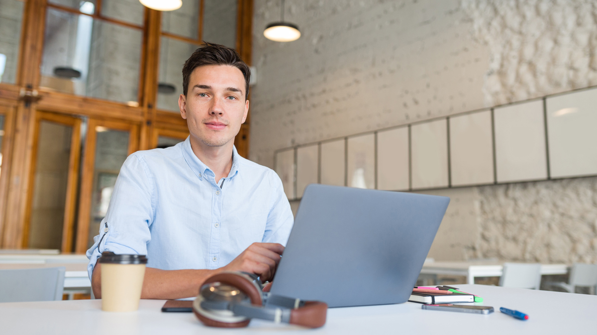 How to Balance a Job With College [5 Expert Tips] - Nerdynaut