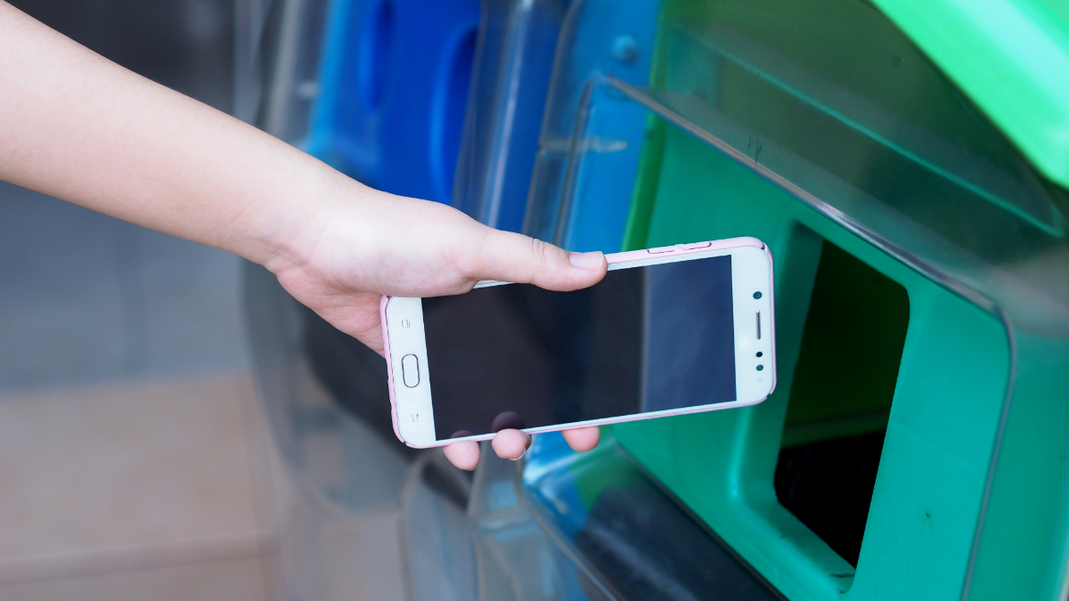 Reducing E-Waste: Is Reusing Older Smartphones the Answer? - Nerdynaut